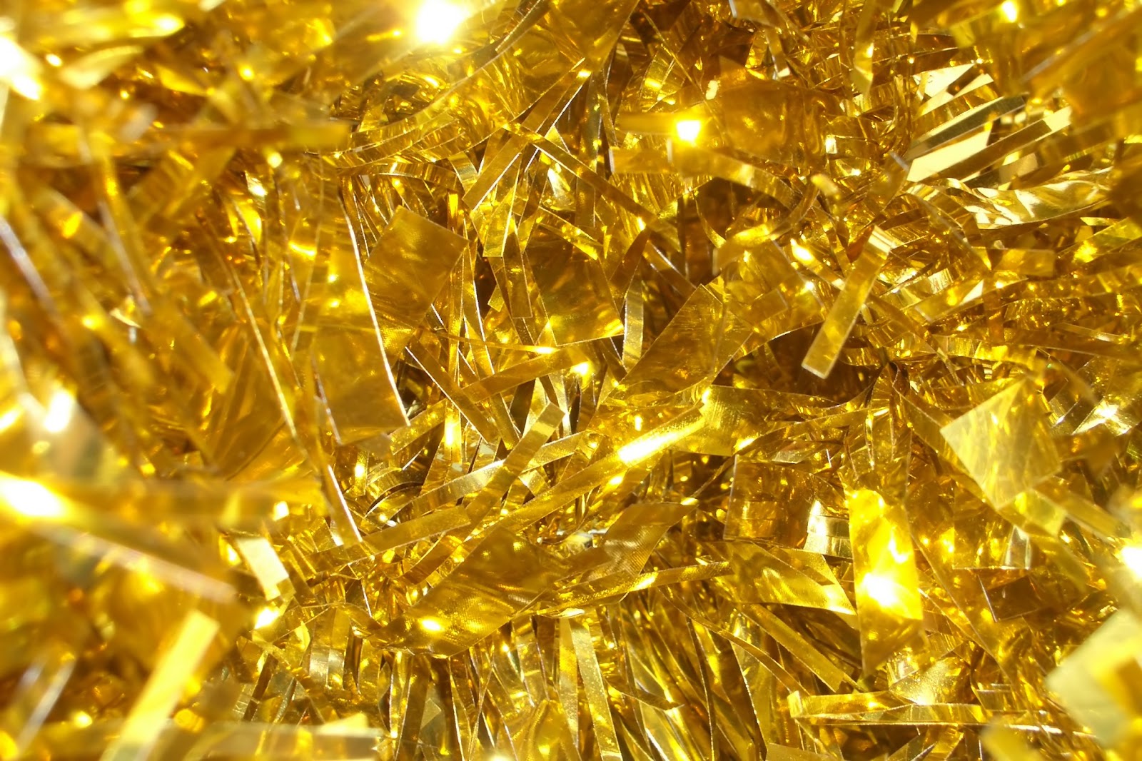 El Uso Mágico del Color Dorado por Agesta – Un camino hacia la luz